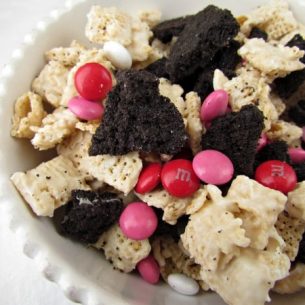 Oreo Crust Mix {Heart Munch} - Crazy for Crust